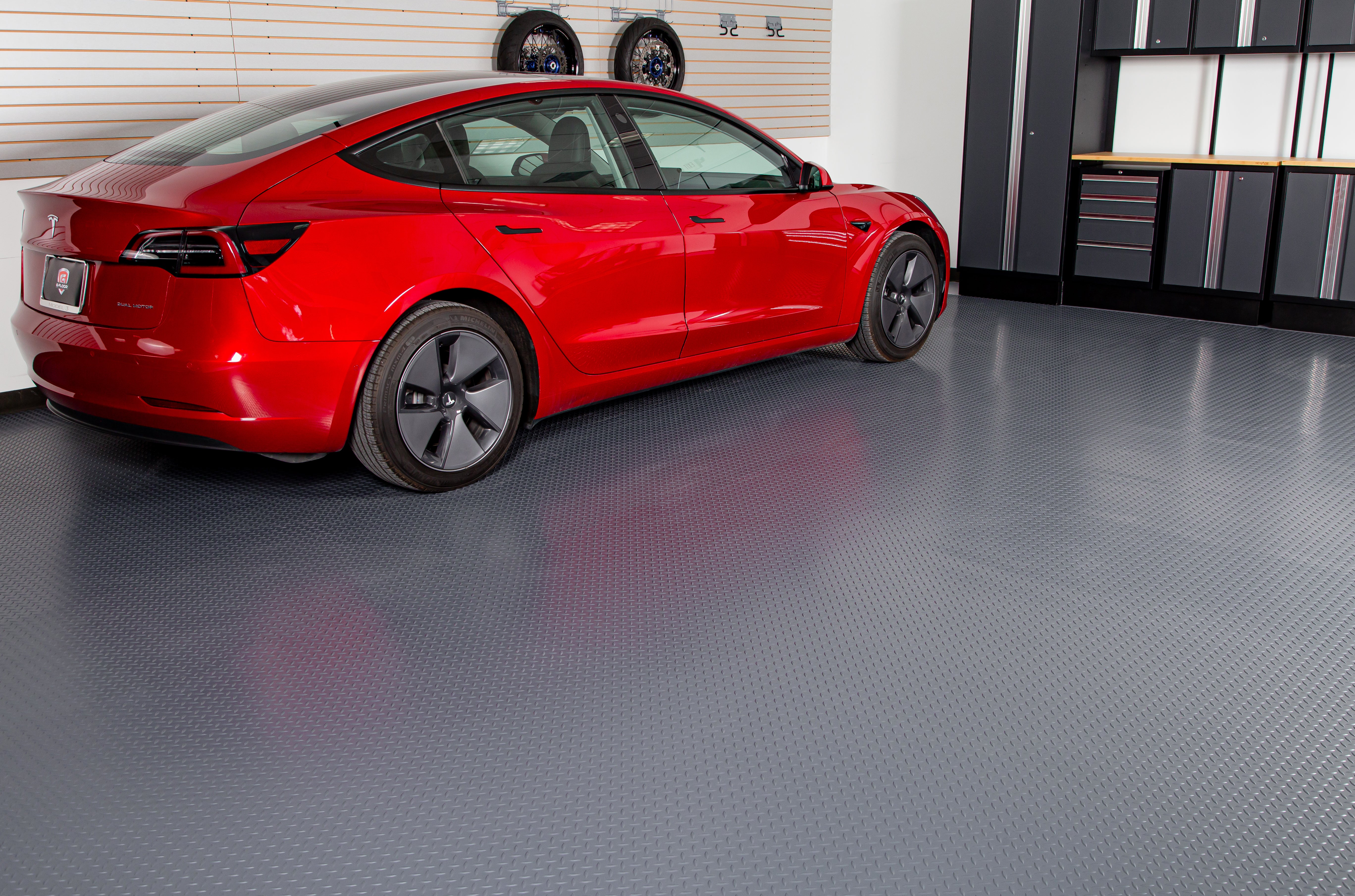 Garage Flooring | Diamond Tread™ Lite | G-Floor® Roll-Out Vinyl Mat